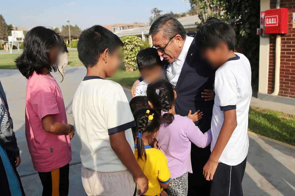 Gobernador regional del Callao visitó Aldeas Infantiles SOS Perú ...