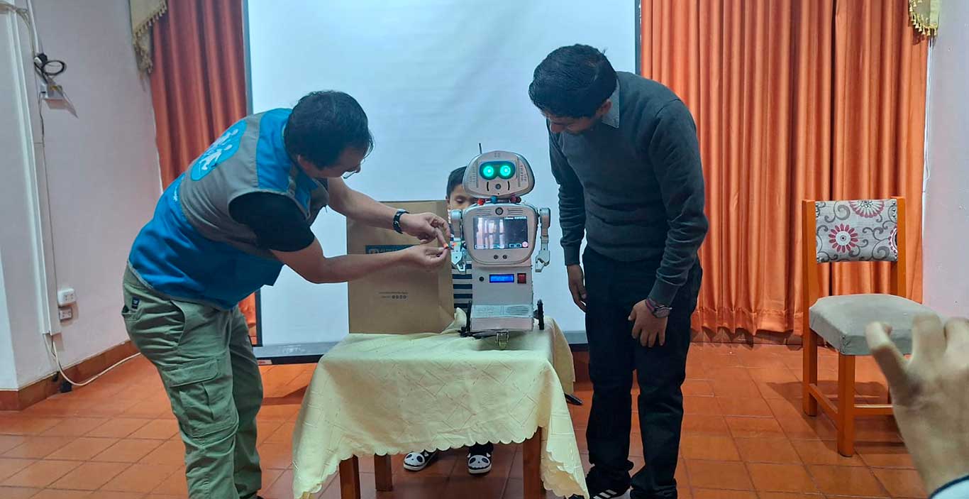 Famosa robot Kipi visita y sorprende a niñas, niños y adolescentes en ...